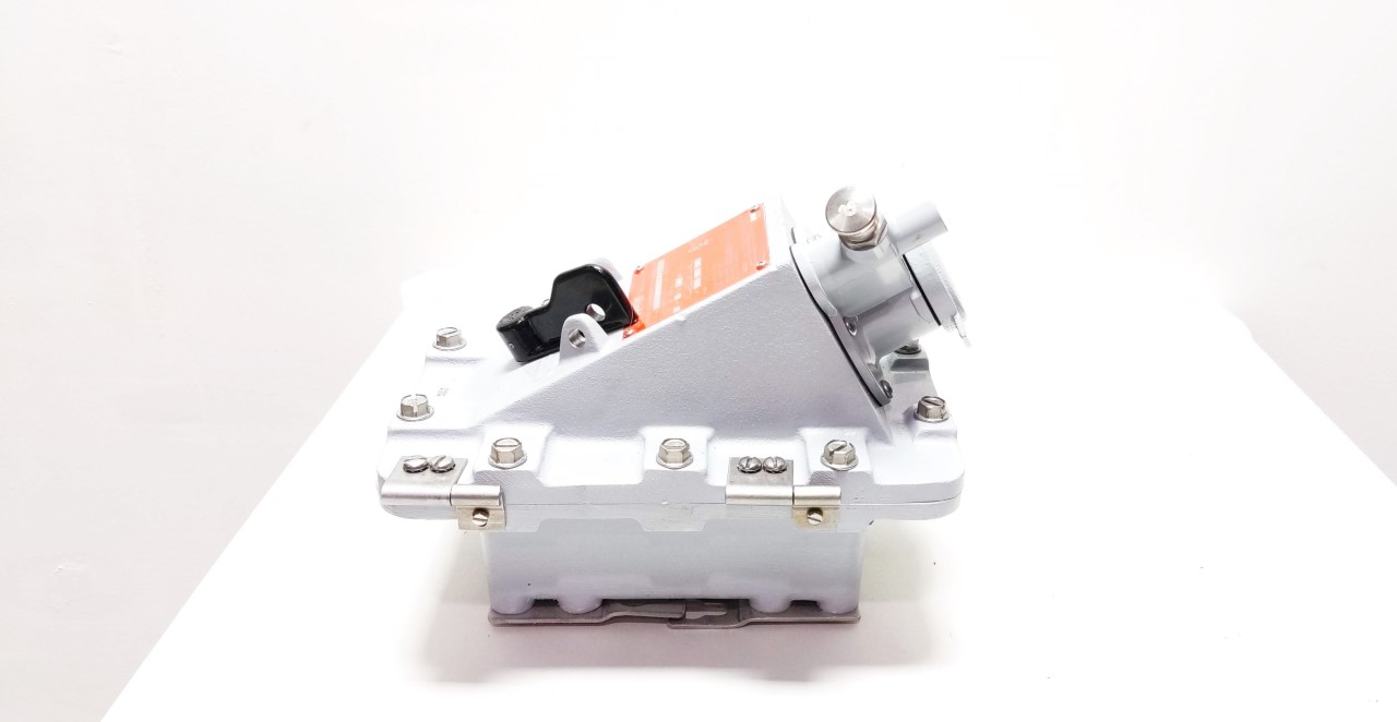 Appleton JBR3034150 Receptacle Interlocked W/ Switch 4p 3w 30a Amp 600v-ac